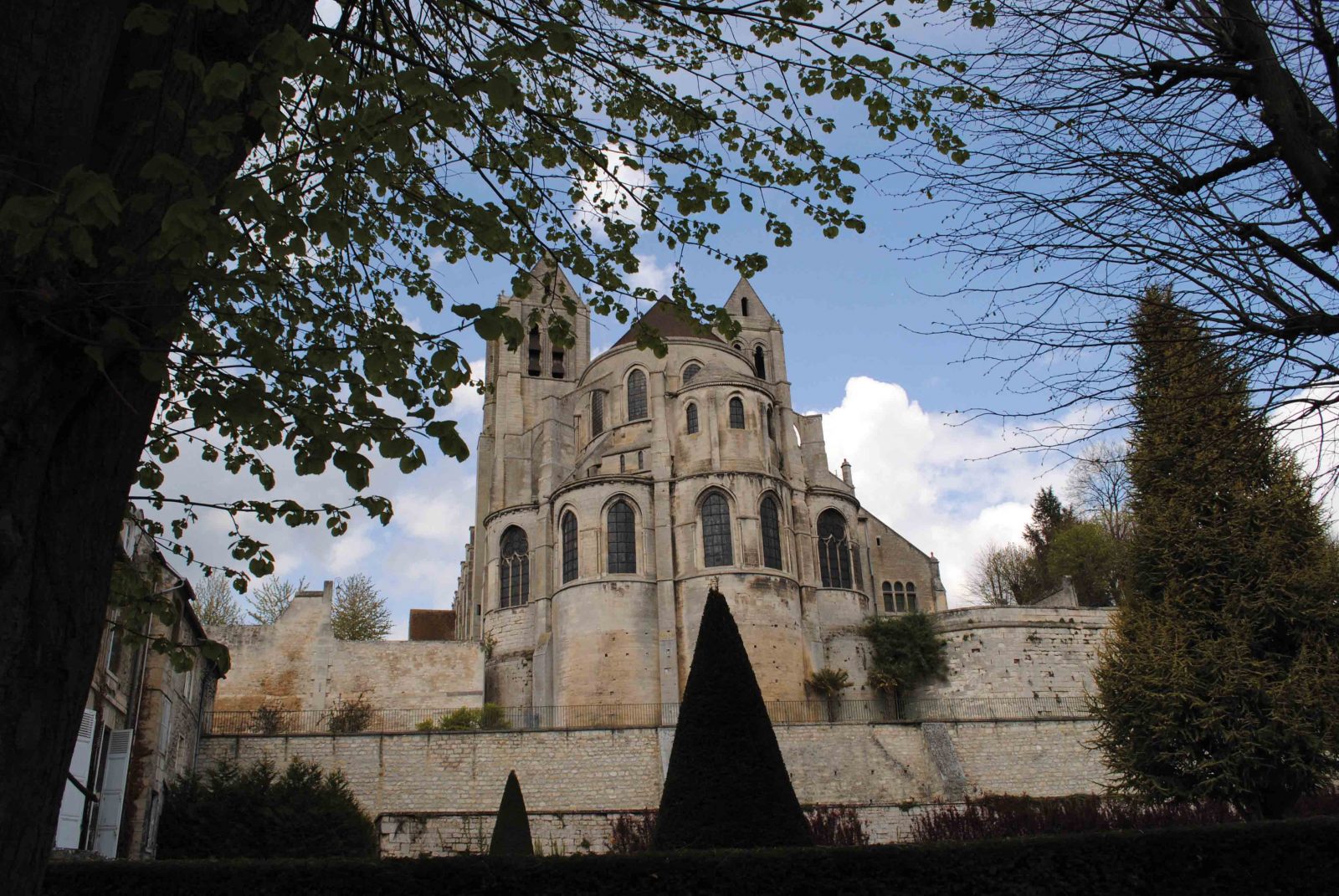 L’Abbatiale Saint-Nicolas, transition de l’art roman à l’art gothique.